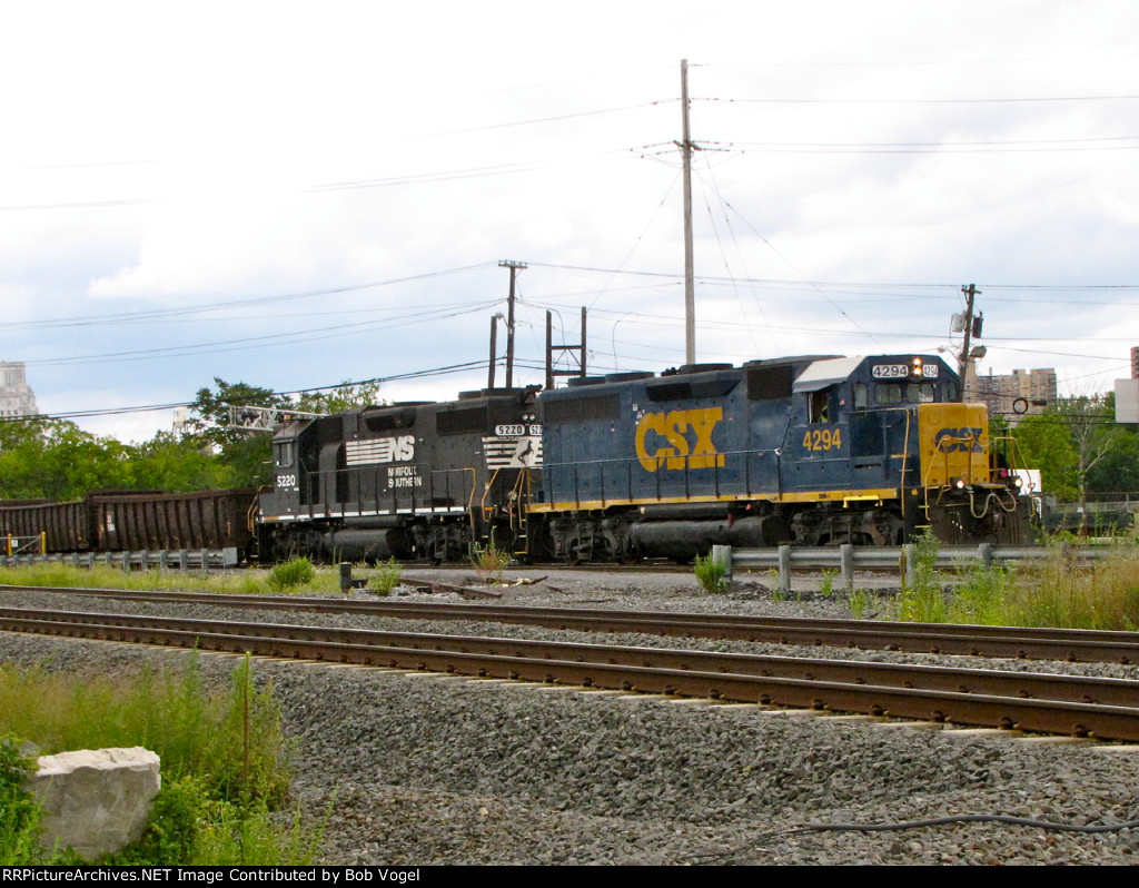 CSX 4294 and NS 5220